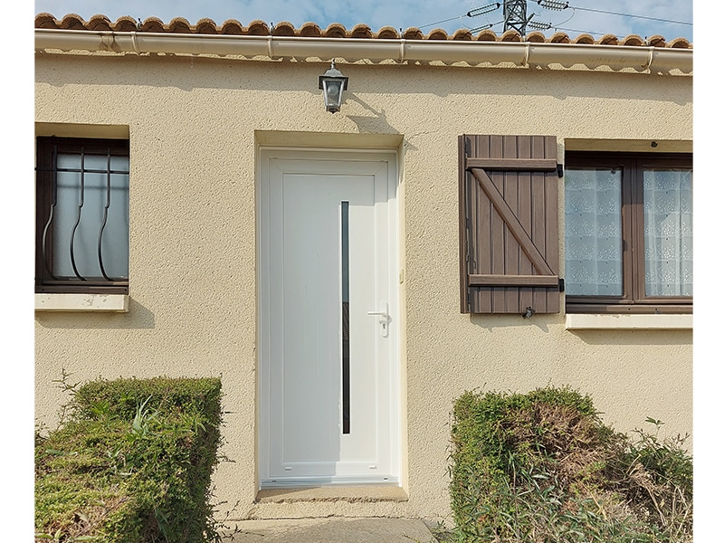 Découvrez la porte d'entrée sur-mesure en PVC blanc modèle Verlaine 1L ...